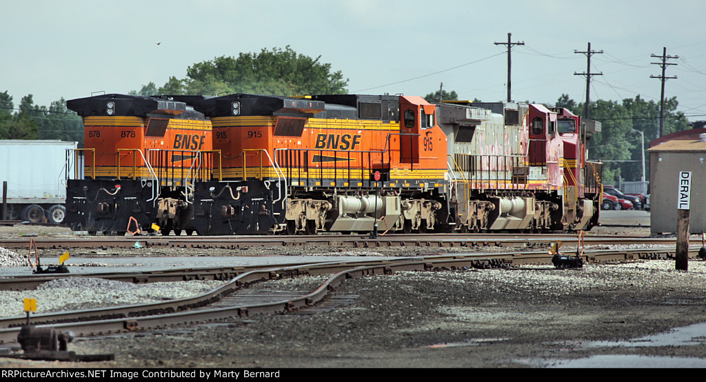 BNSF 878 and 915